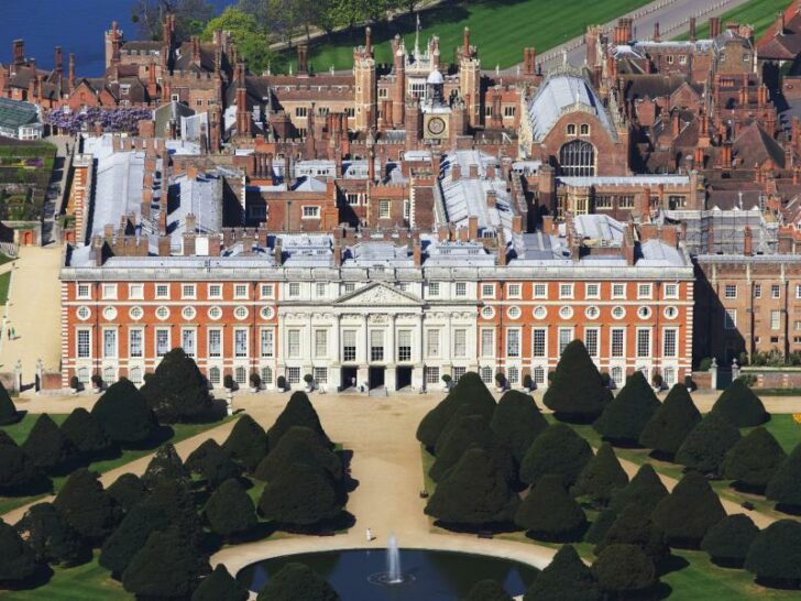 How to get to Hampton Court Palace? [6 options compared]