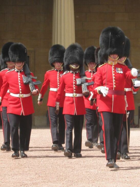 The Changing of the Guard in London [Complete Guide]