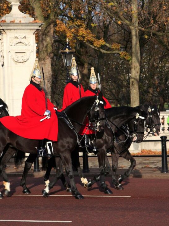 The Changing of the Guard in London [Complete Guide]