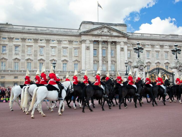 The Changing of the Guard in London [Complete Guide]