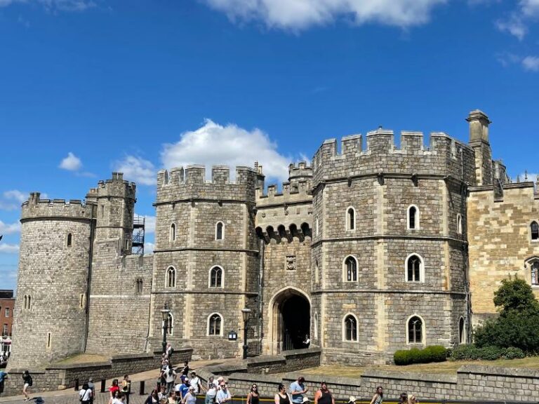 The Complete Guide to Visiting Windsor [+ Windsor Castle}